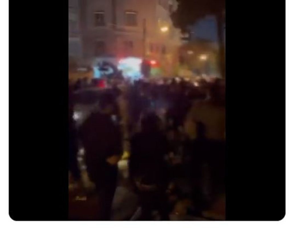 Soulèvement en Iran – A Téhéran, des jeunes courageux manifestent ...